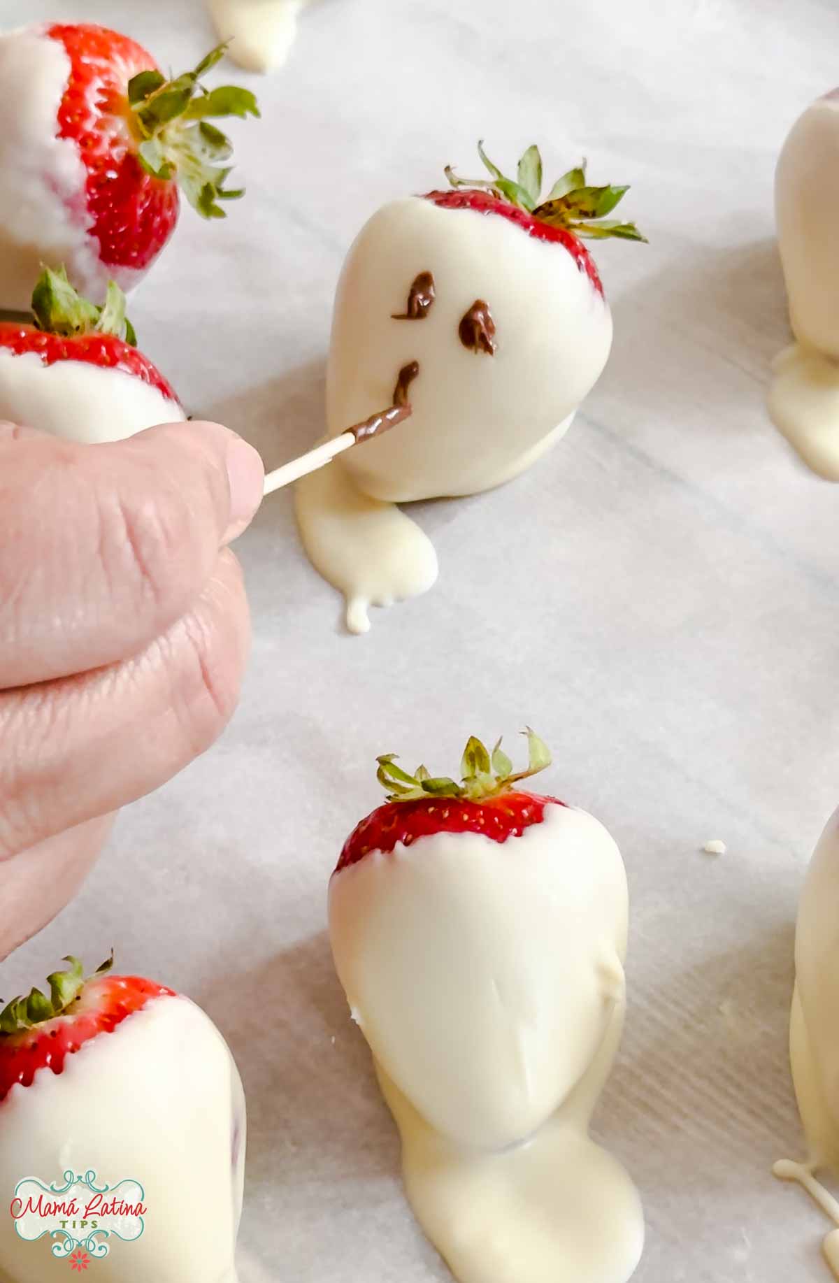 How to Make Strawberry Ghosts for Halloween • Mama Latina Tips